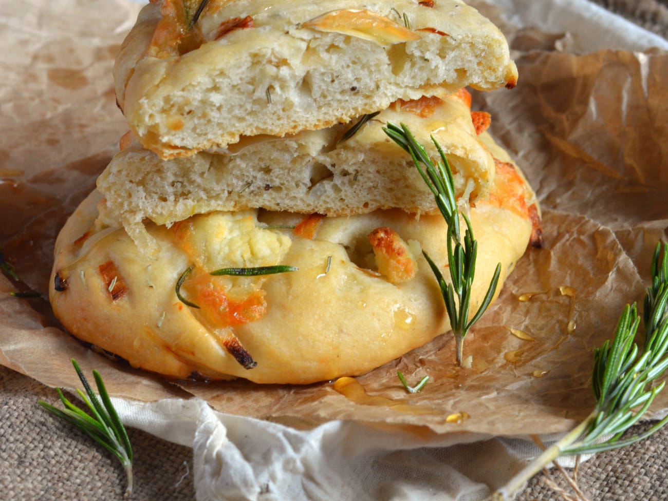 Fougasse au fromage de chèvre, miel et romarin - Recette par La ...