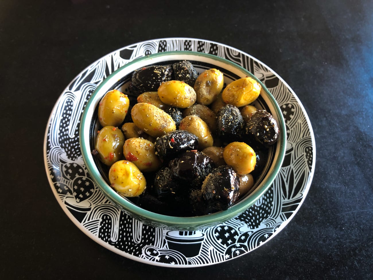 Olives apéritives noires et vertes à l'ail et aux herbes de Provence ...