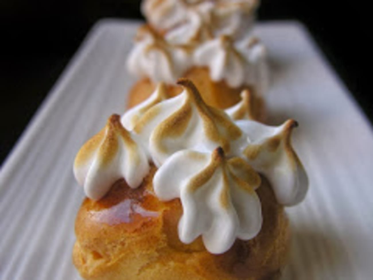 Choux au citron meringués - Recette par La Fabrique à Délices