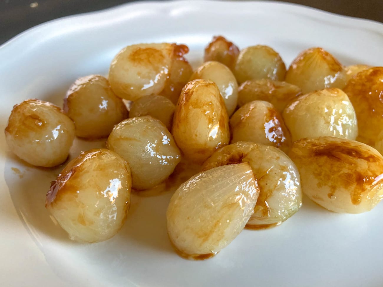 Petits oignons grelots glacés à blanc et à brun - Recette par Chef Simon