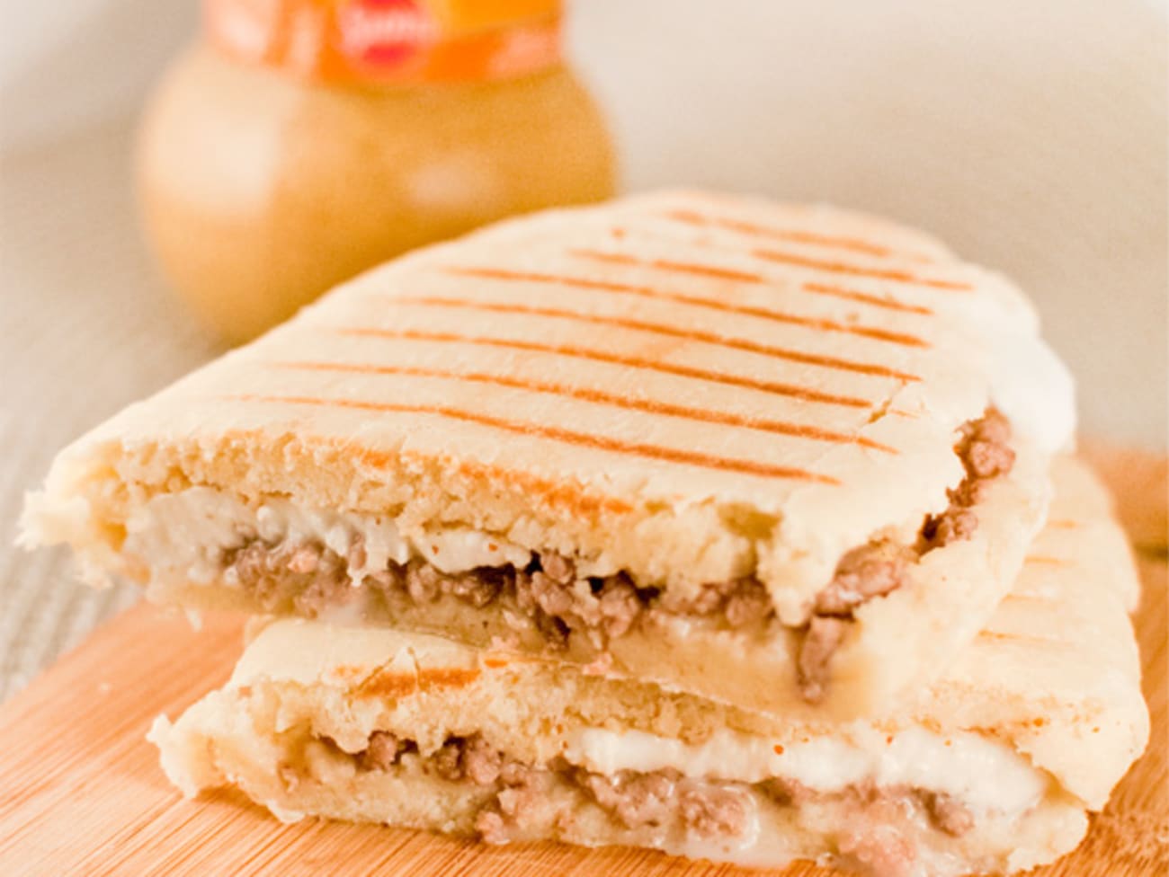 Panini au boeuf, à la moutarde à l'ancienne et à la mozzarella ...