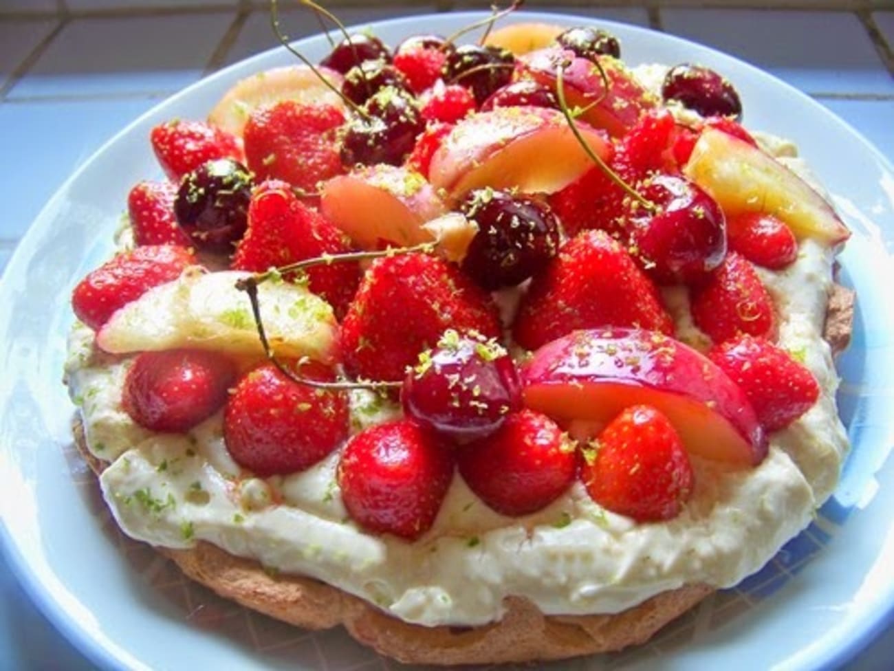 Dacquoise aux fruites rouges et crème mousseline, sirop de limoncello ...