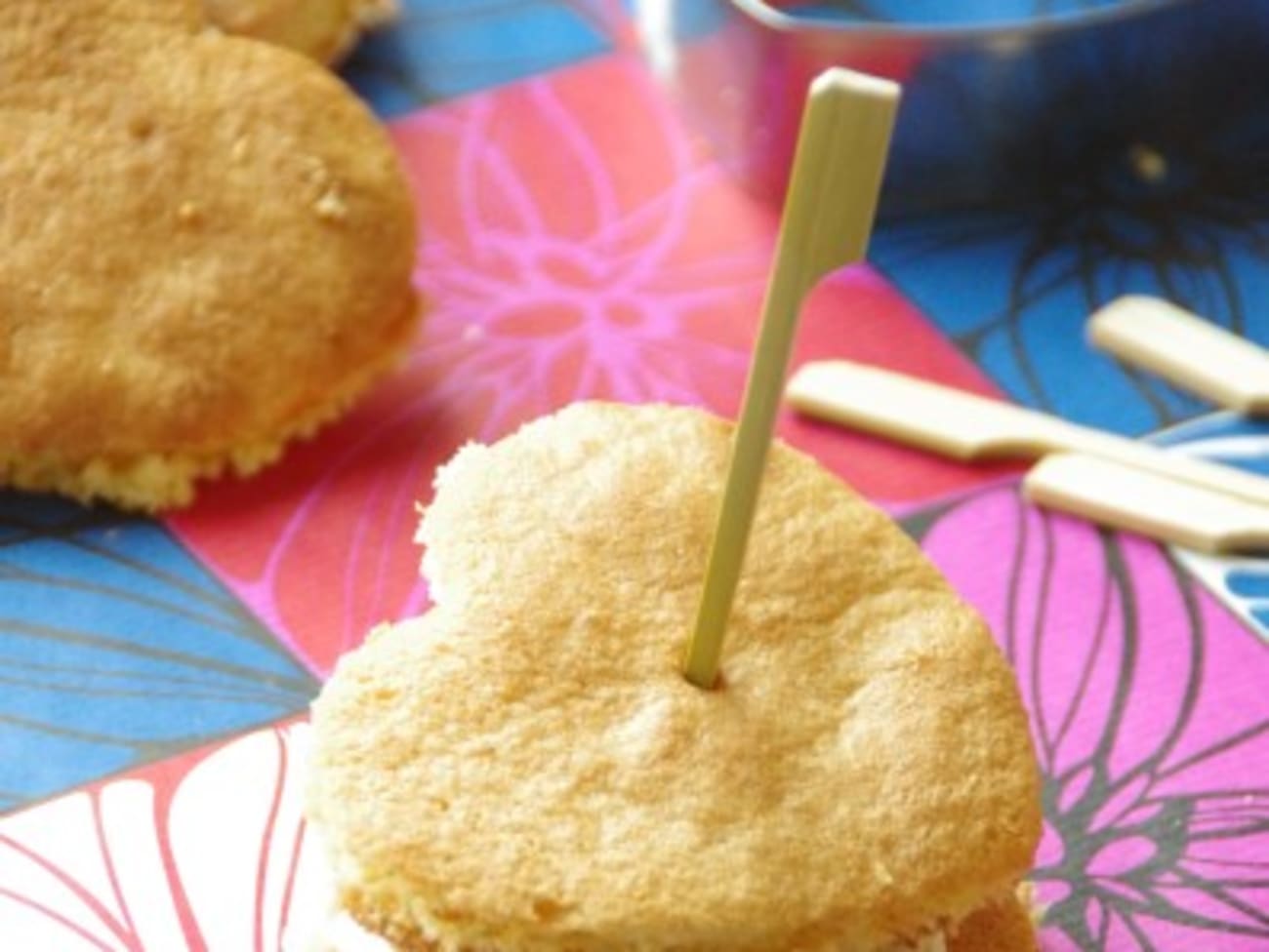 Petits biscuits à la vanille, chantilly et framboises - Recette par Le ...