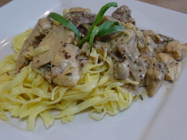 Emincé de poulet aux champignons, sauce moutarde à l'ancienne et ...