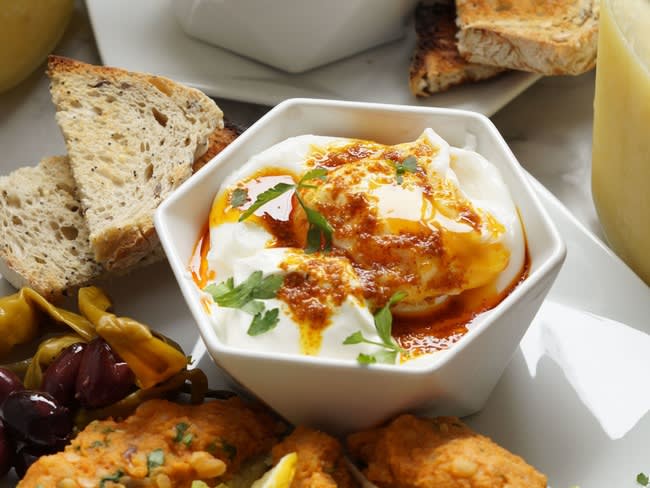 Cilbir – Oeufs pochés turcs au yaourt épicé - Recette par Miam Miam & Yum