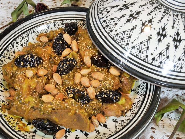 Tajine de veau aux pruneaux et amandes à la marocaine - Recette par ...
