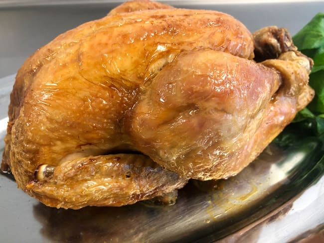 Réussir la cuisson d'un poulet rôti bien doré à la chair moelleuse ...