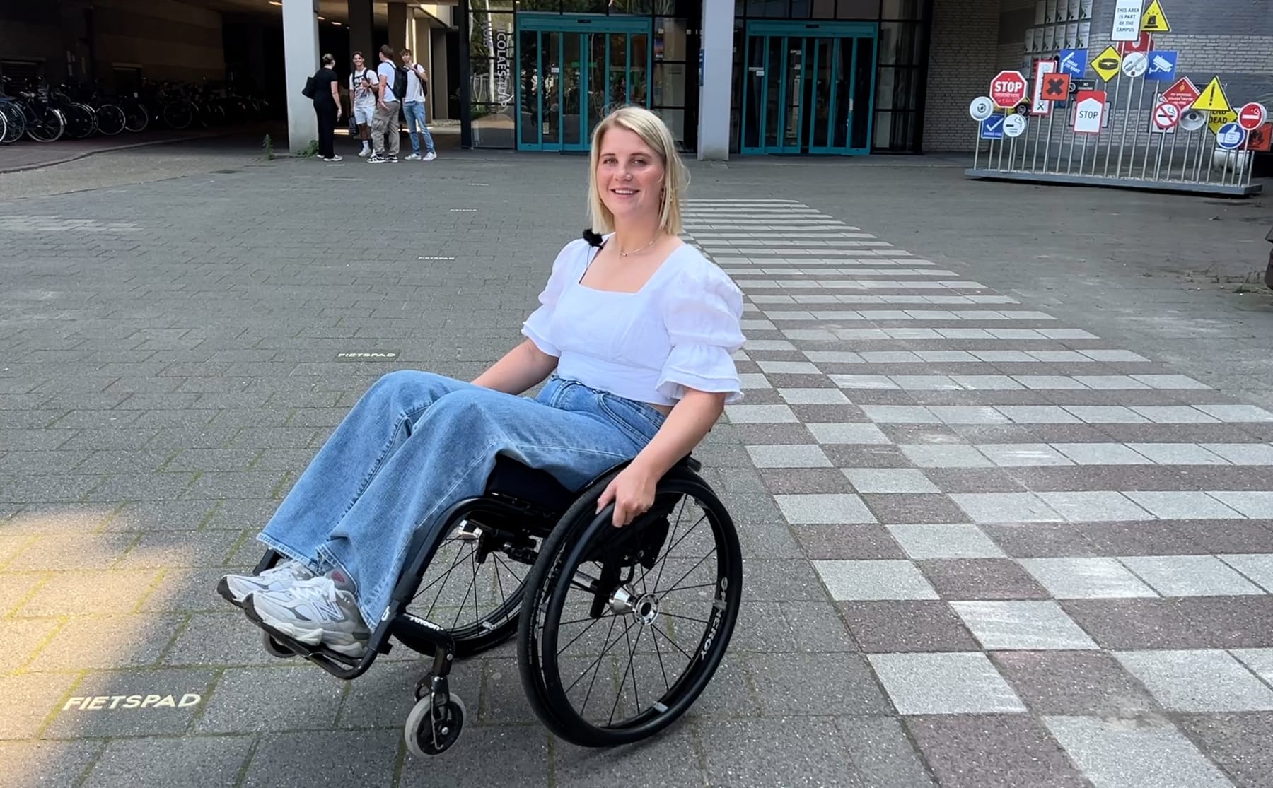 Quinty (26) raakte verlamd, nu hervat ze in rolstoel haar opleiding