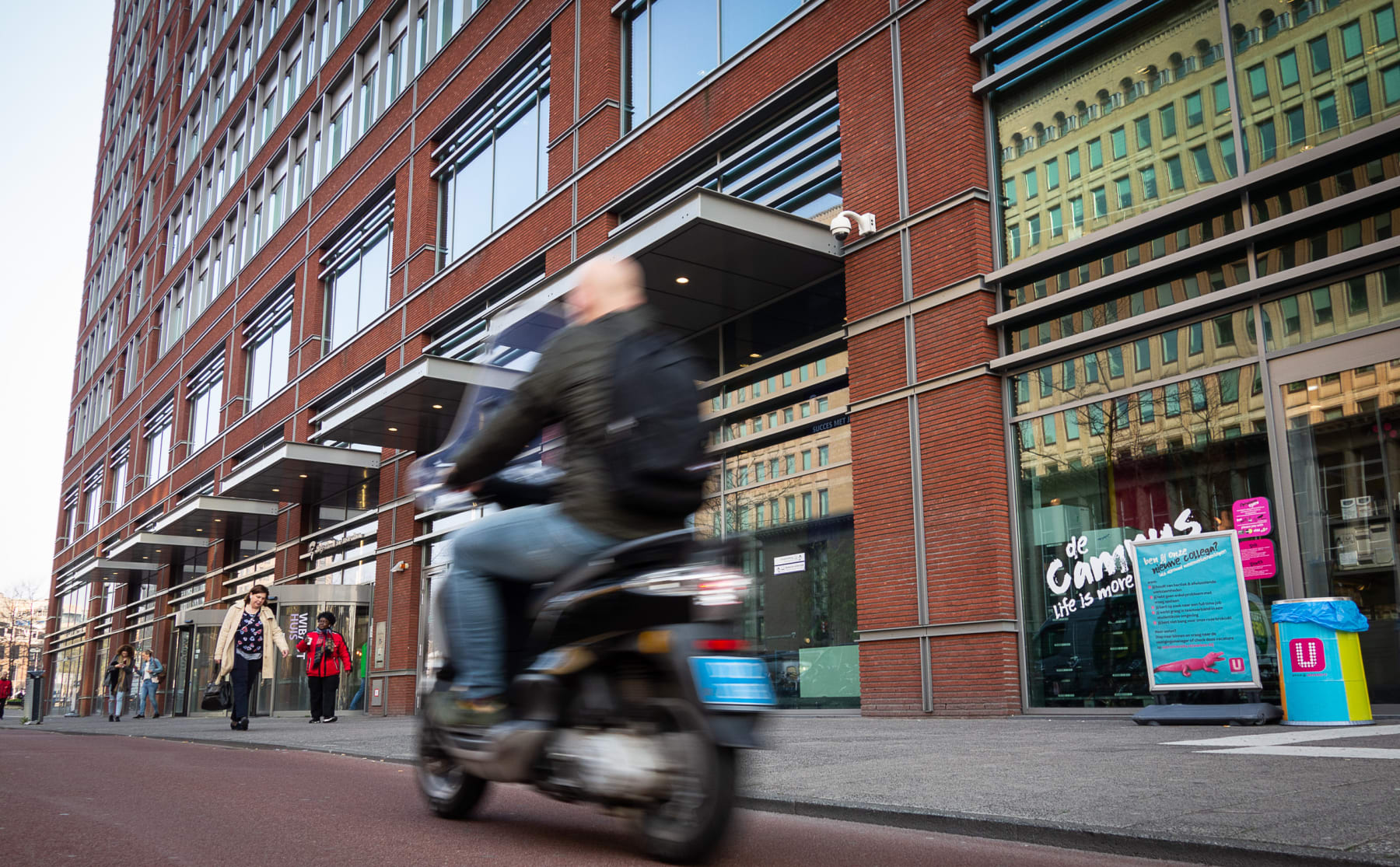 Let op! Je moet met je snorfiets naar de rijbaan – maar niet overal - HvanA