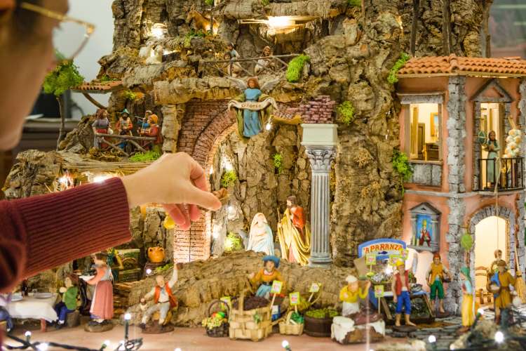 Christmas Traditions Around the World | Festive Worldwide Celebrations ...