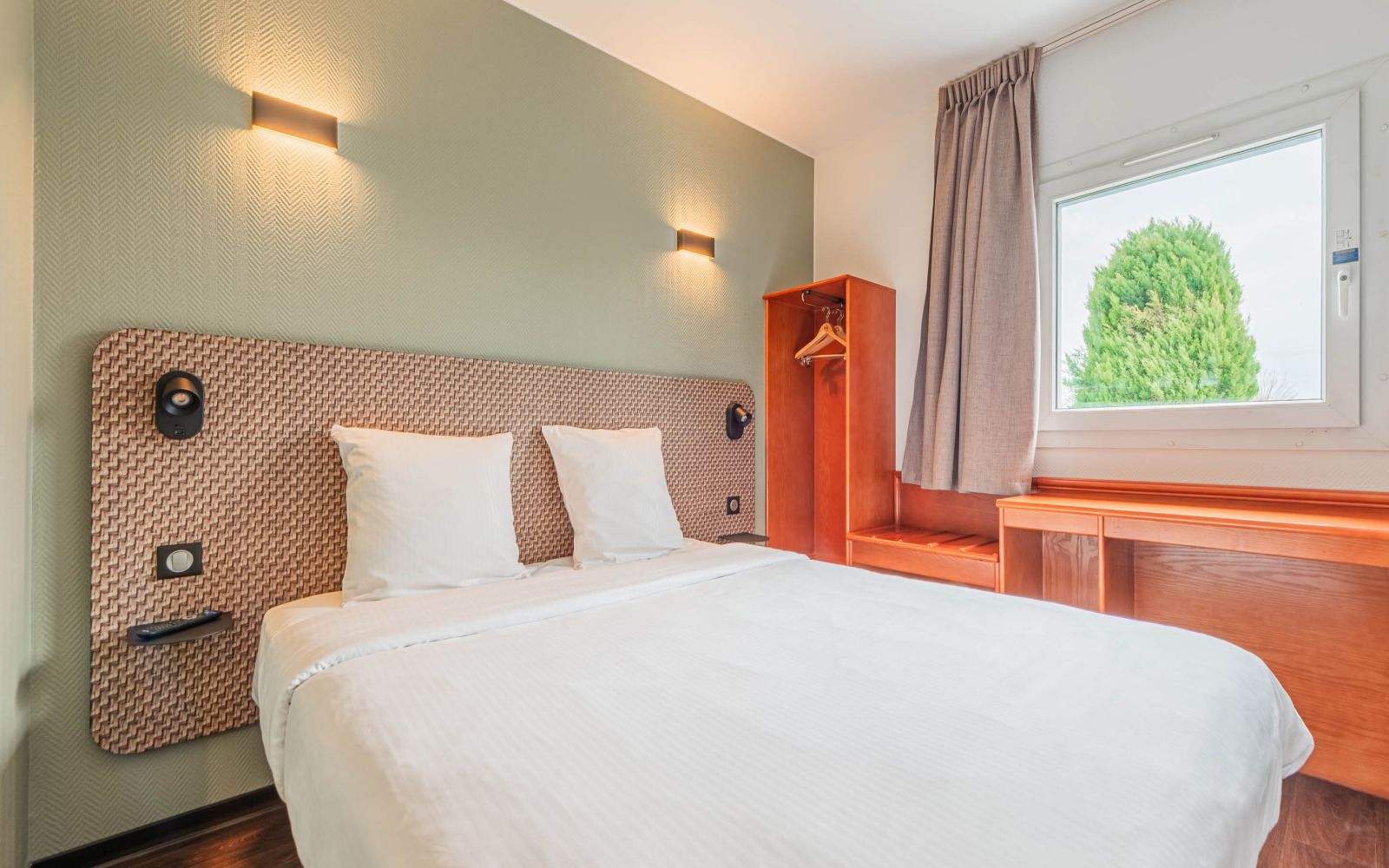Enjoy a cozy bed and B&B HOTELS services north of Mulhouse