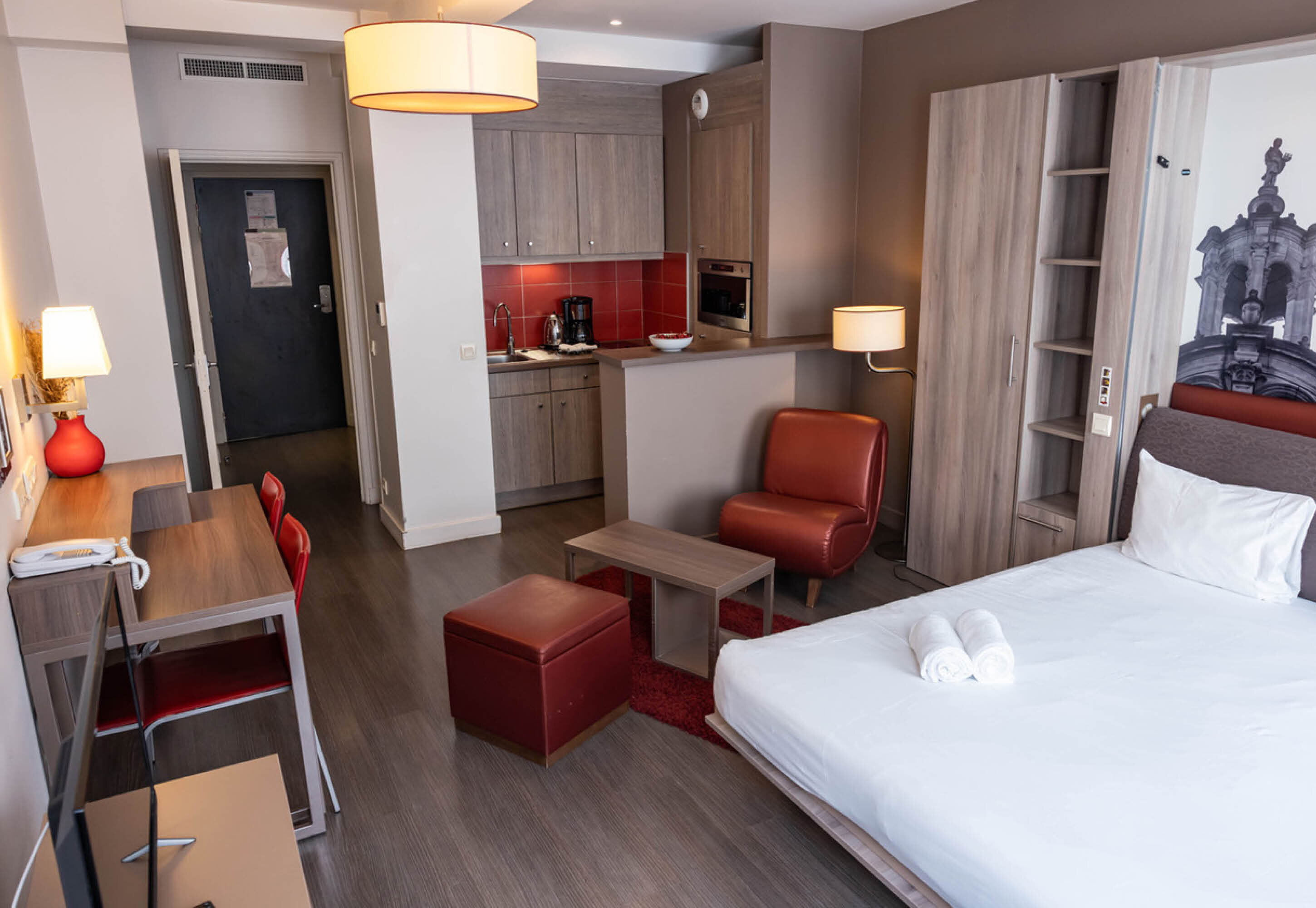 B&B HOME Caen Centre Gare: Your Home Away From Home in Caen