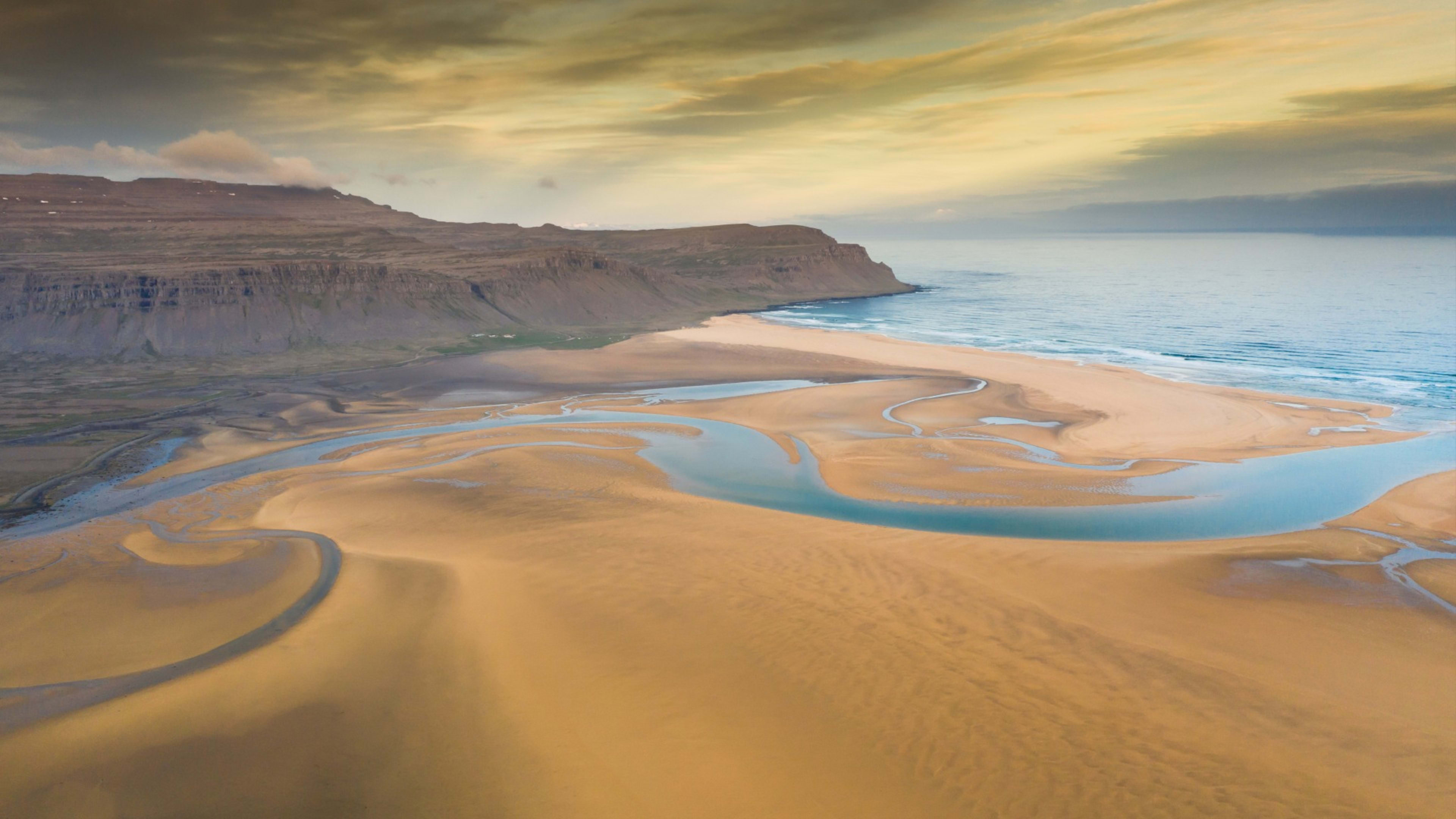 Rau isandur Travel Guide Iceland Tours Rau isandur Travel Guide Iceland Tours