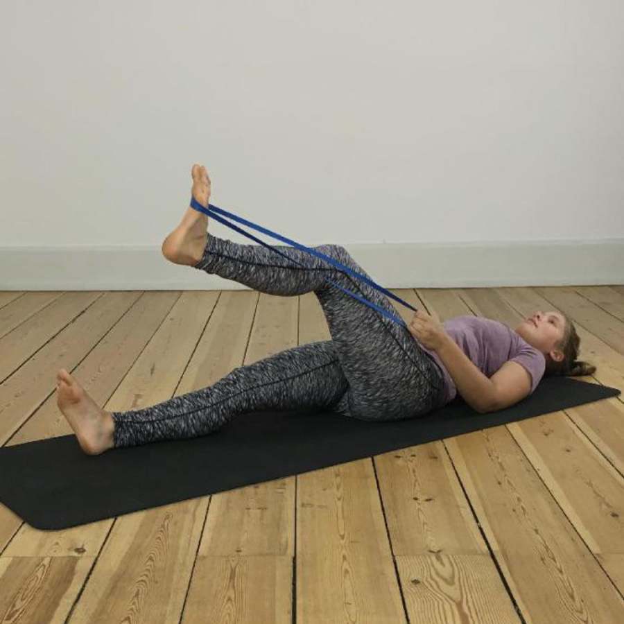 Knee stretch on the floor VIIII (exercise band with strong resistance)