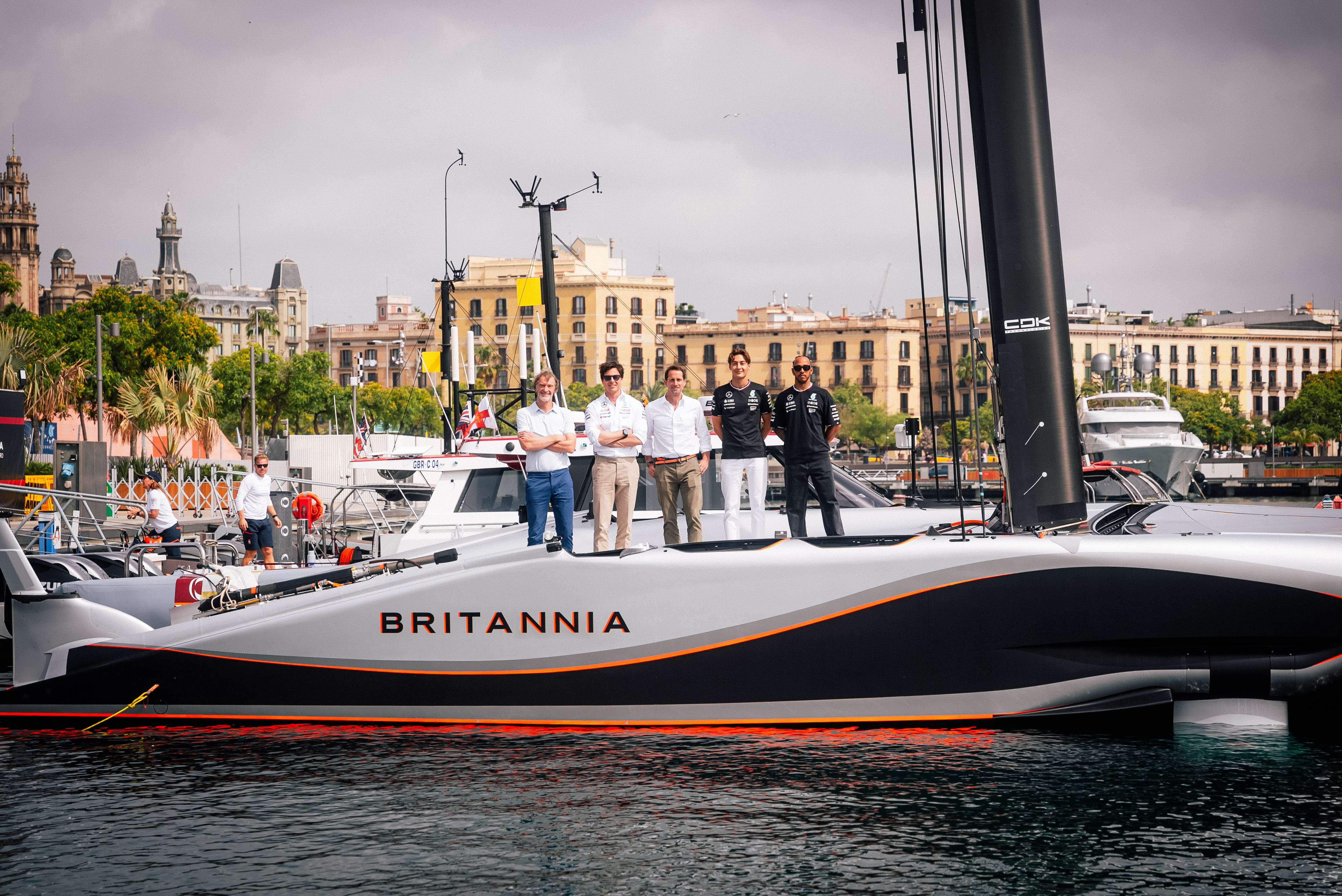 Toto Wolff, Lewis Hamilton e George Russell decolam em Barcelona com a ...