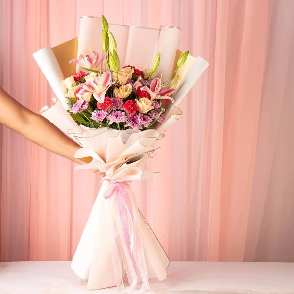 Order Pretty Premium Bouquet online | free delivery in 3 hours - Flowera