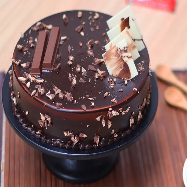 Order Luscious Chocolate Cake online | free delivery in 3 hours - Flowera