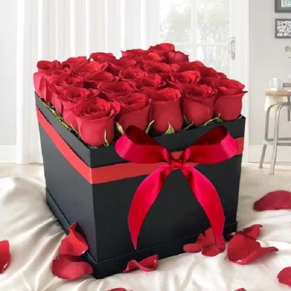 Order Red Roses in Black Box online | free delivery in 3 hours - Flowera