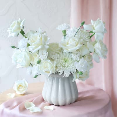 The Snow White: Order Sympathy Flowers Online | Interflora India