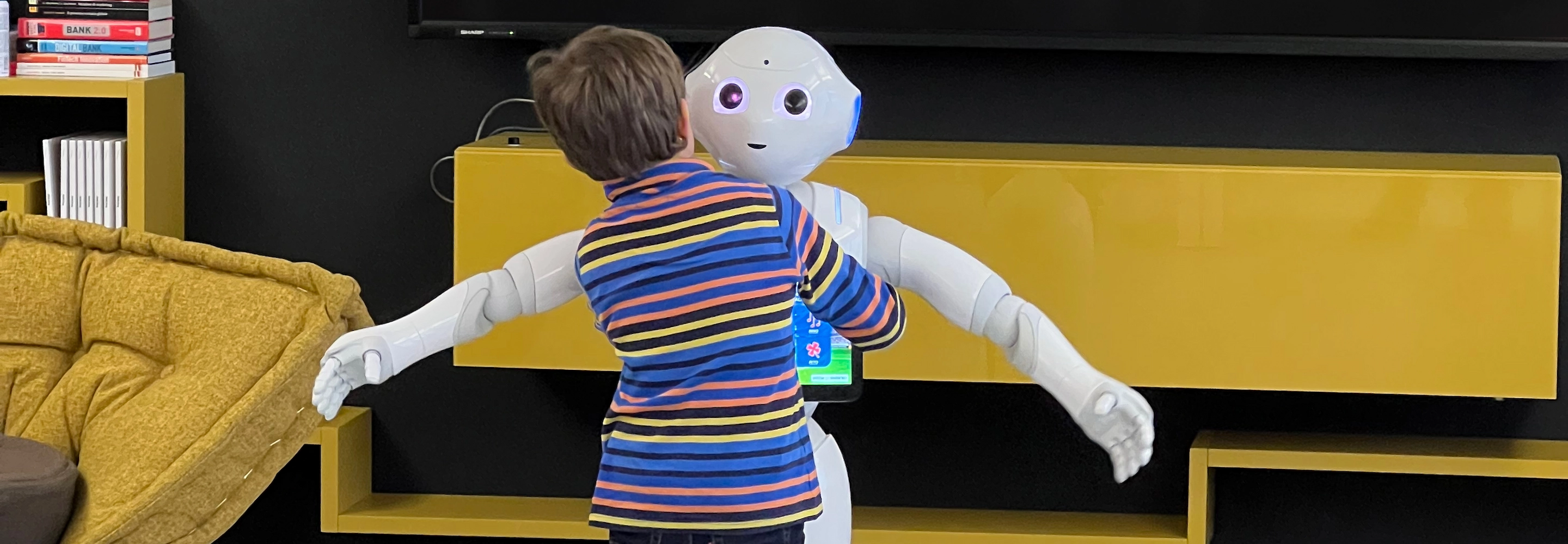 Njihu me Robotin Pepper | Intesa Sanpaolo Bank Albania