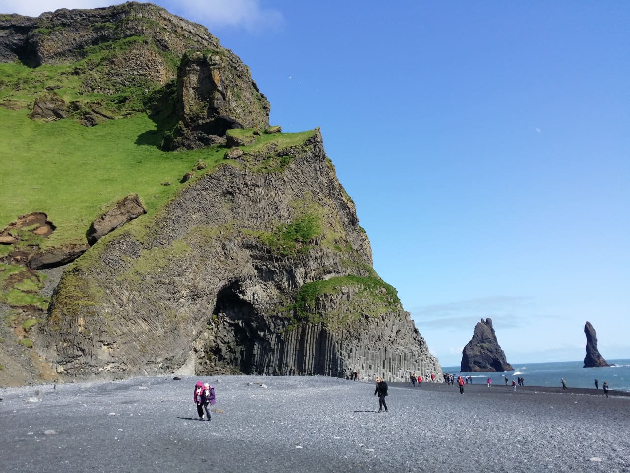 Reynisfjara beach, Reynisfjall mountain and Reynisdrangar sea stacks ...
