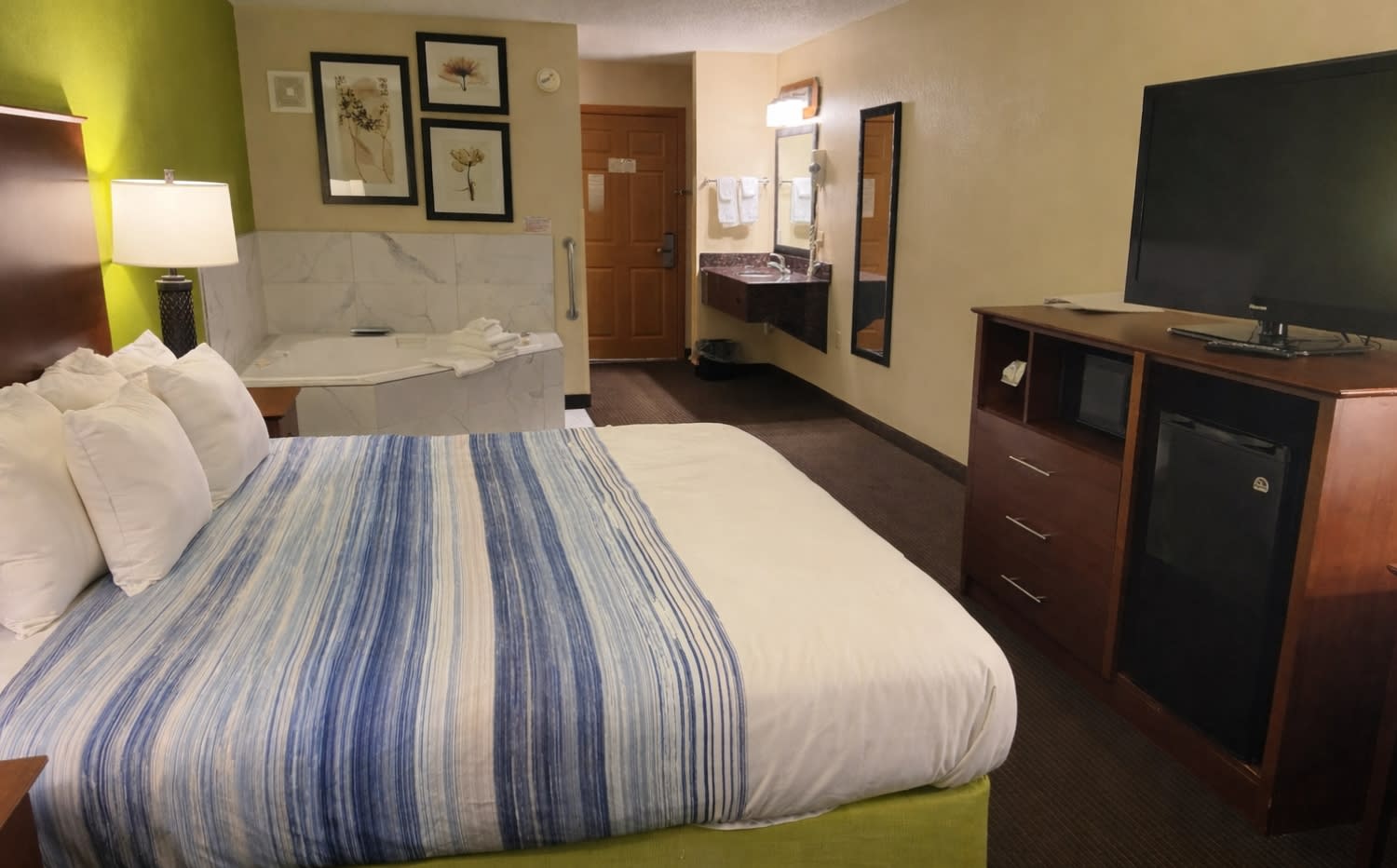 Coratel Plus Suites by Jasper Black Riverfalls - Jasper Rooms