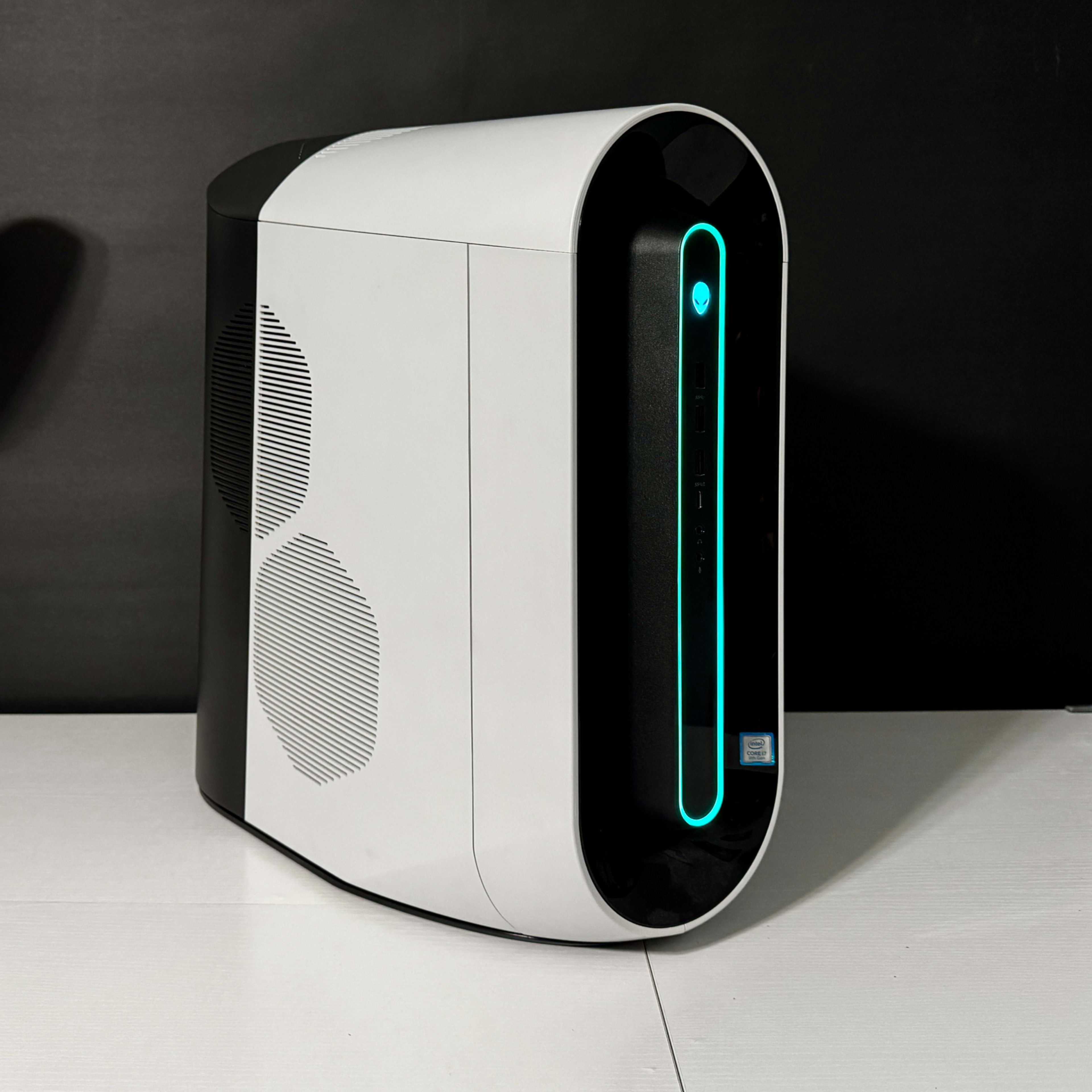 Alienware Aurora R9 - Intel Core i7-9700K | 32GB | RTX 2080 Alienware Aurora R9 - Intel Core i7-9700K | 32GB | RTX 2080