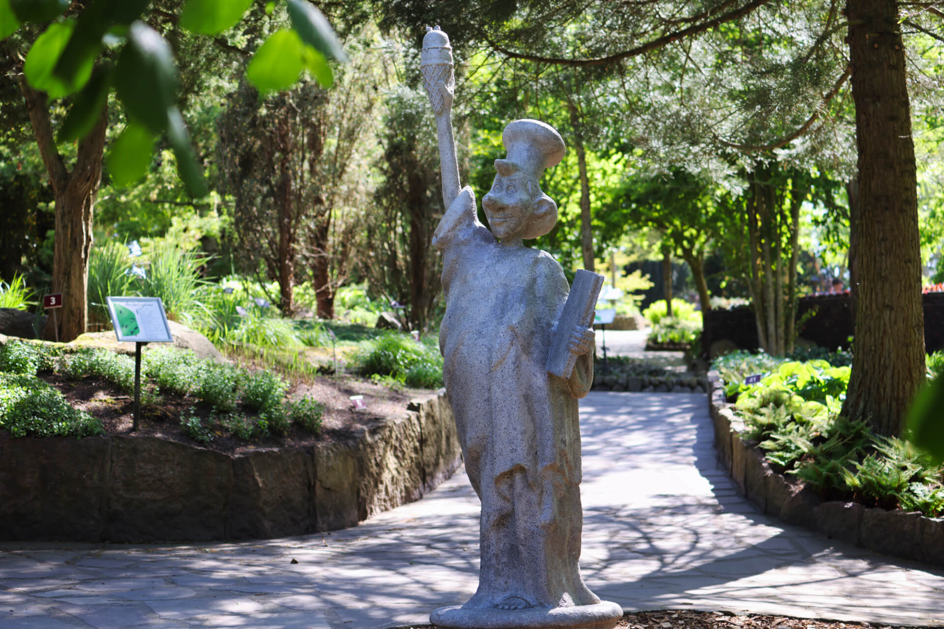 Blomsterparkens statuer | Statuejagt mellem blomsterparkens flotte blomster