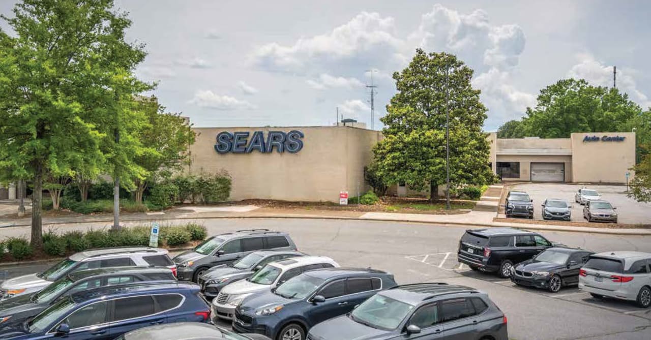 Vacant Sears Box at Valley Hills Mall - Hickory - 판매용 부동산...