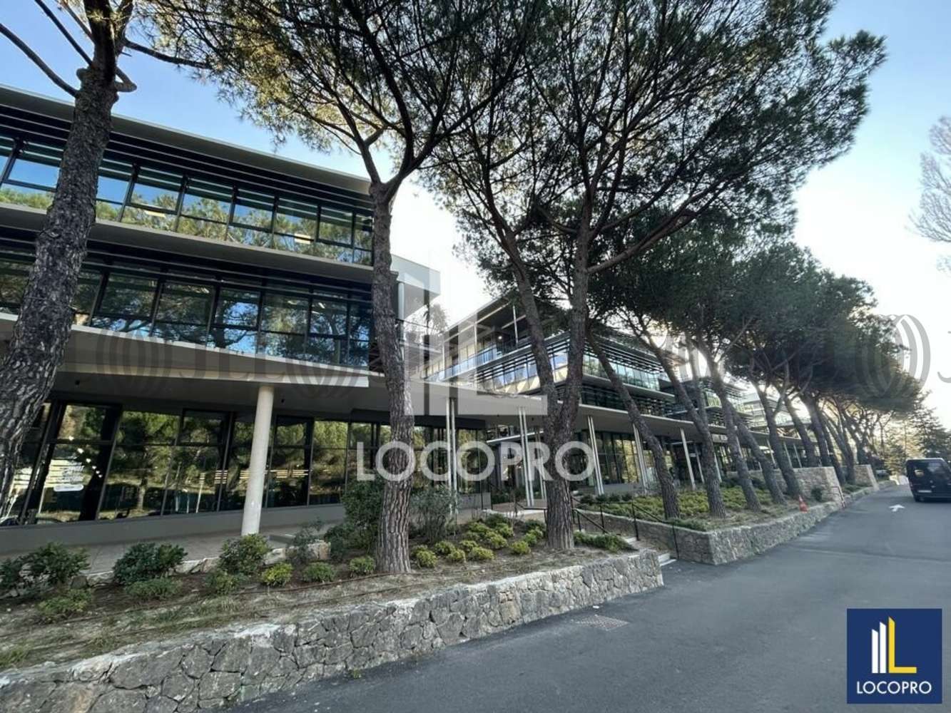 bureaux à louer - 06560 Provence-Alpes-Côte d'Azur VALBONNE (LP4306 ...