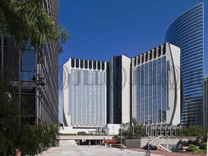 La tour Initiale dans le quartier de la Défense | JLL