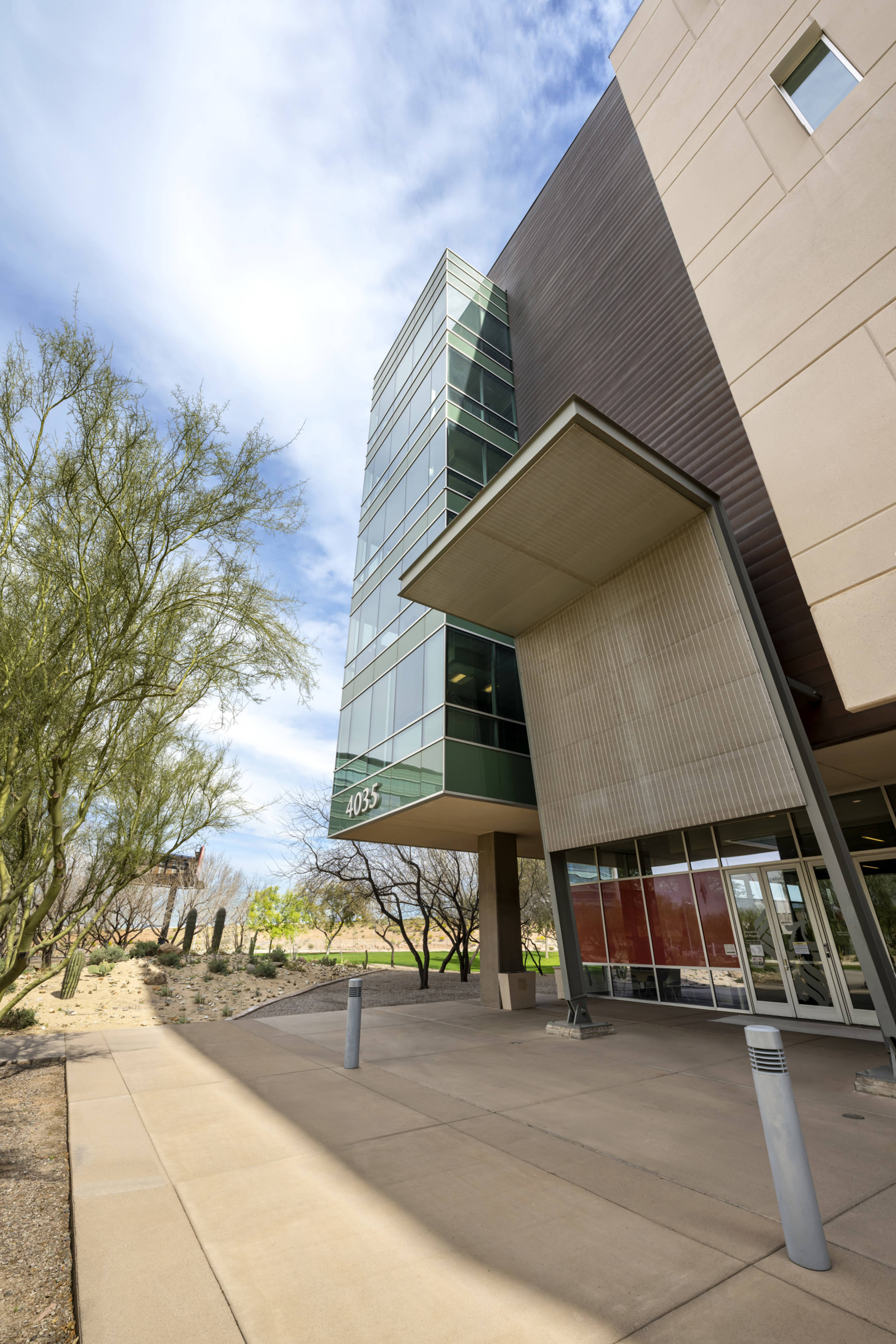 University of Phoenix, 4035 S Riverpoint Pkwy | JLL Properties - US