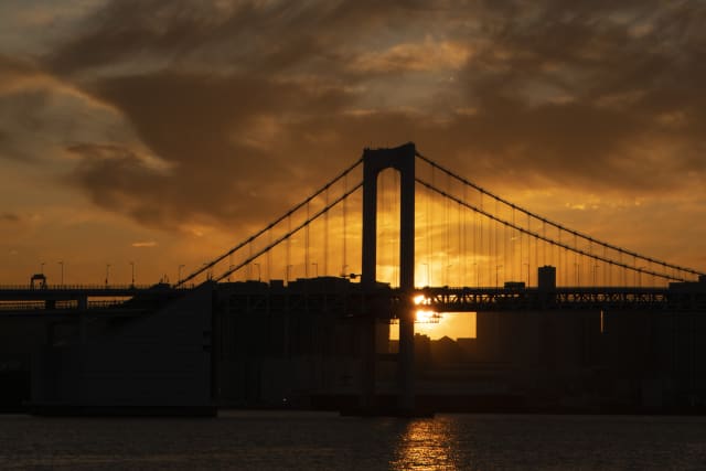 Crossing Rainbow Bridge on Foot | Travel Japan（Japan National Tourism ...
