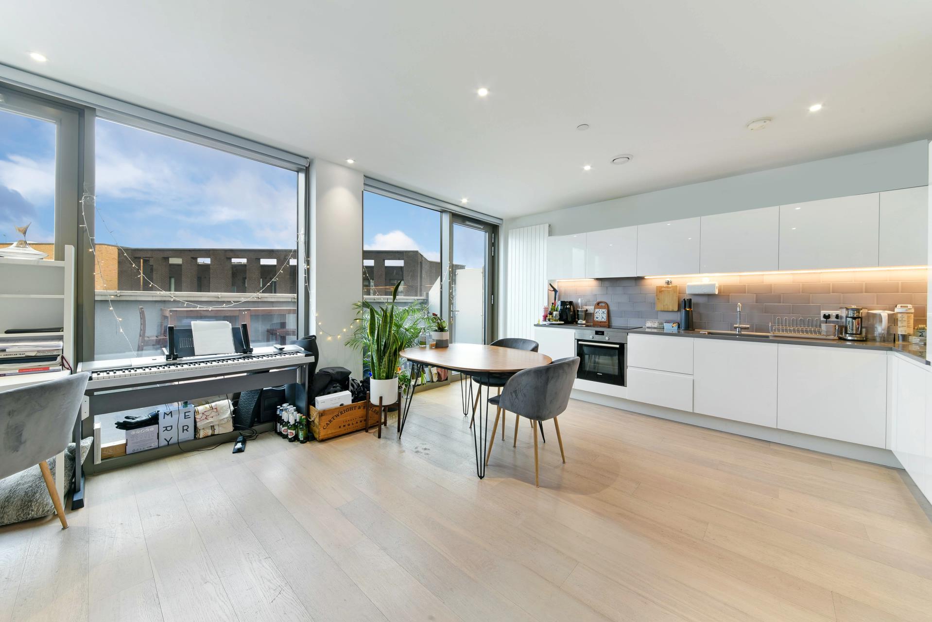 Commodore House 2589055 | JOHNS&CO