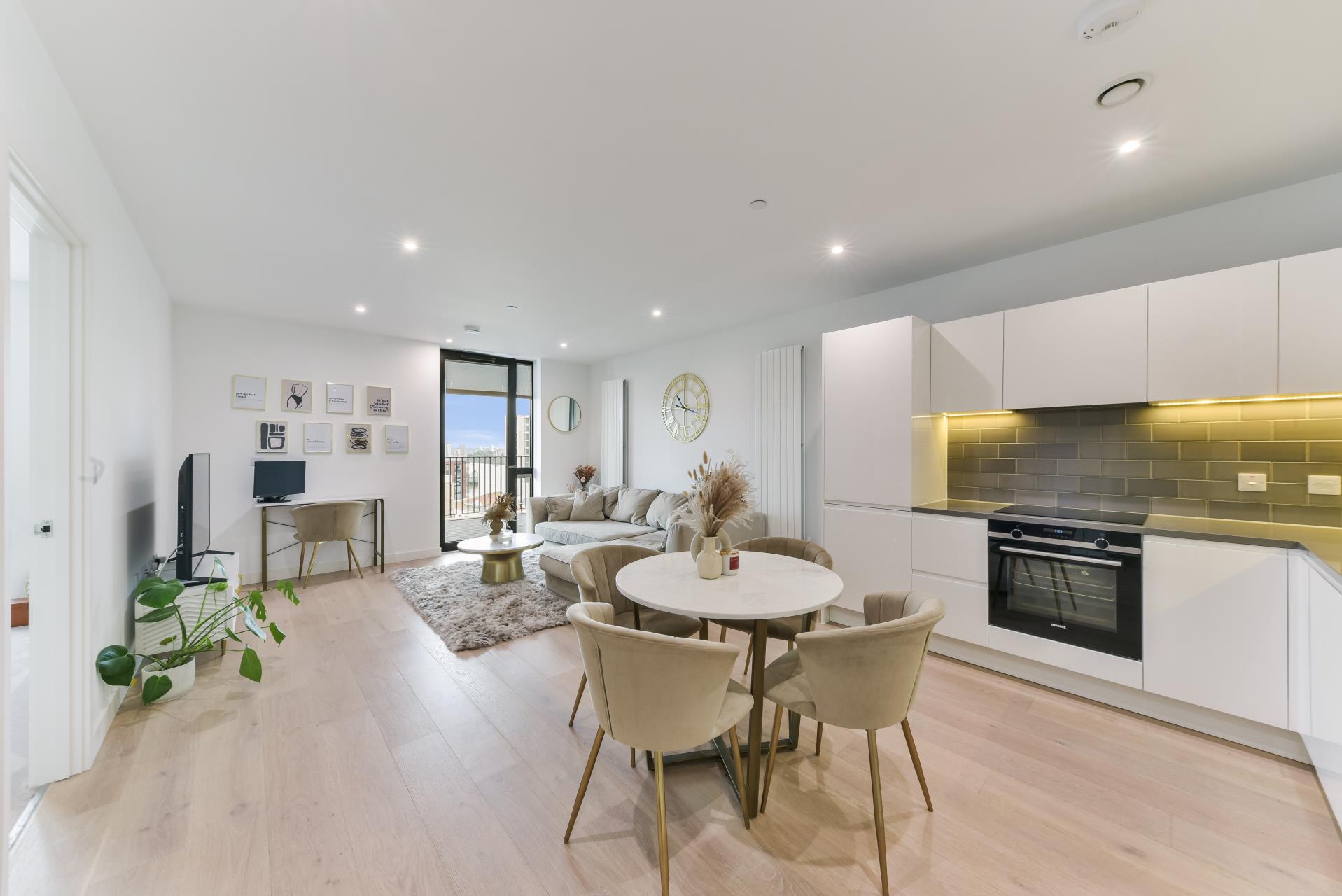 Pinnacle House 2548366 | JOHNS&CO