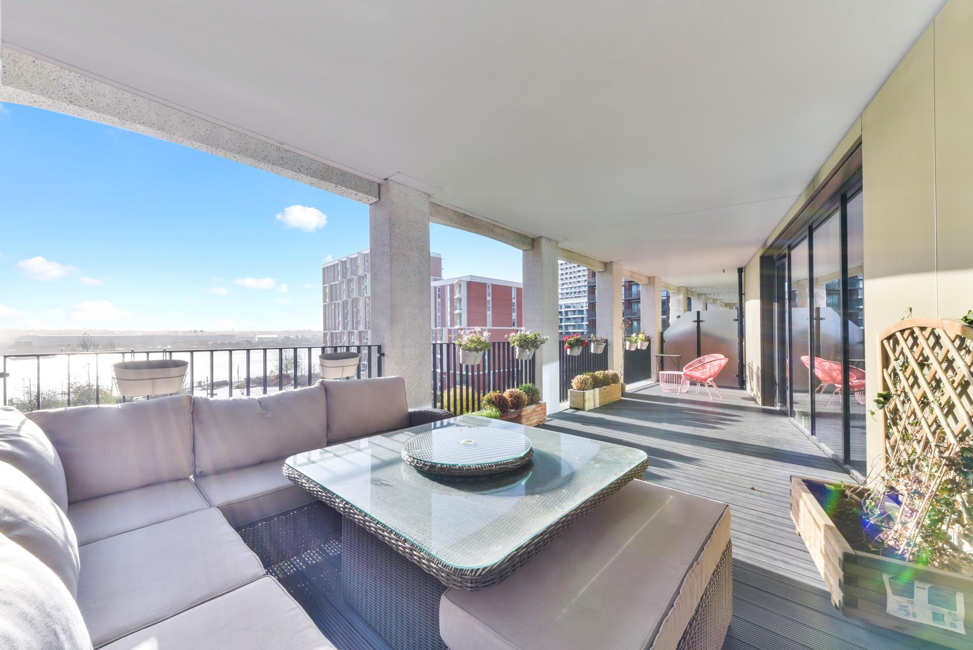 Pinnacle House 2672843 | JOHNS&CO