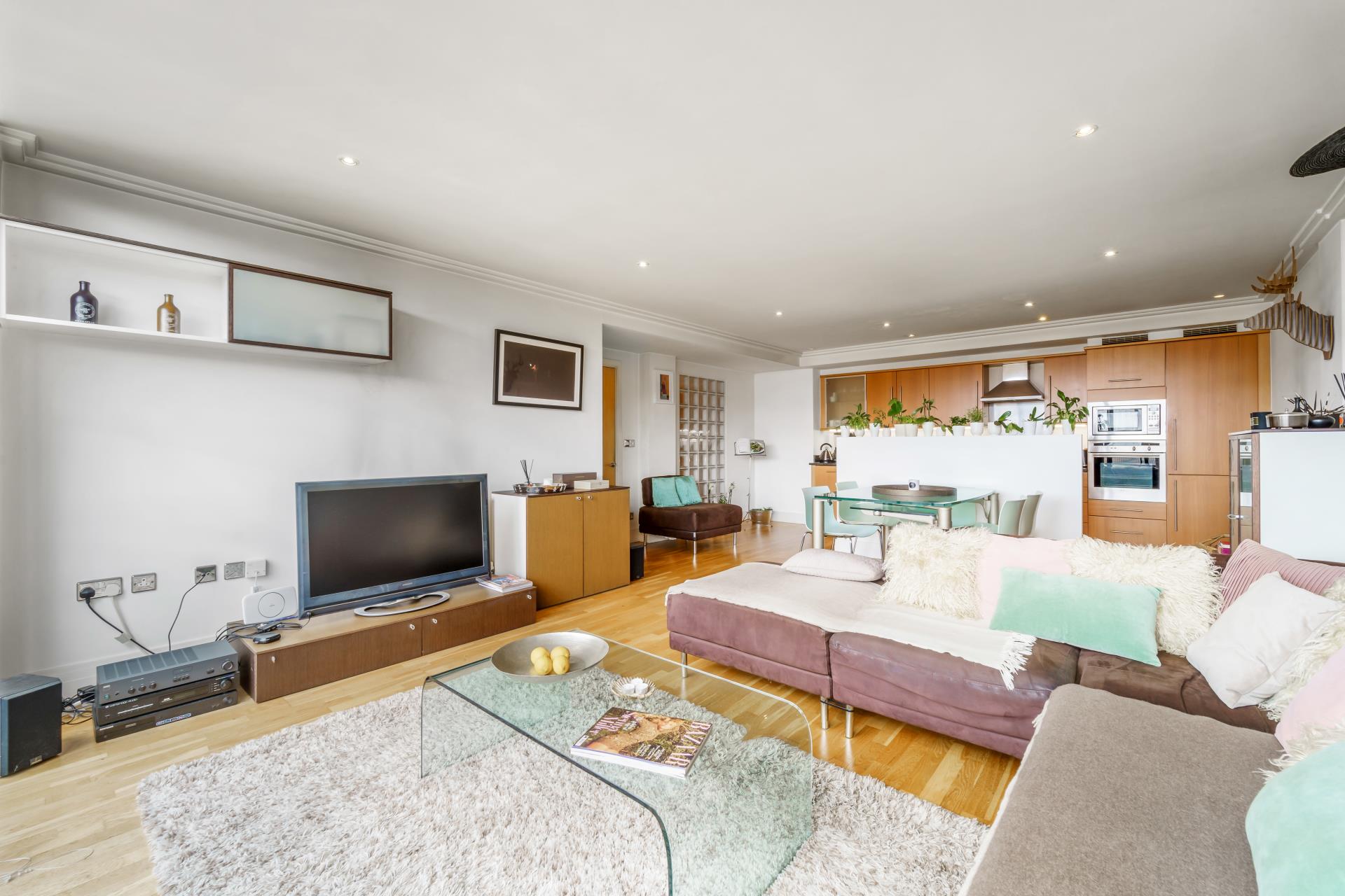 Town Meadow 2700367 | JOHNS&CO