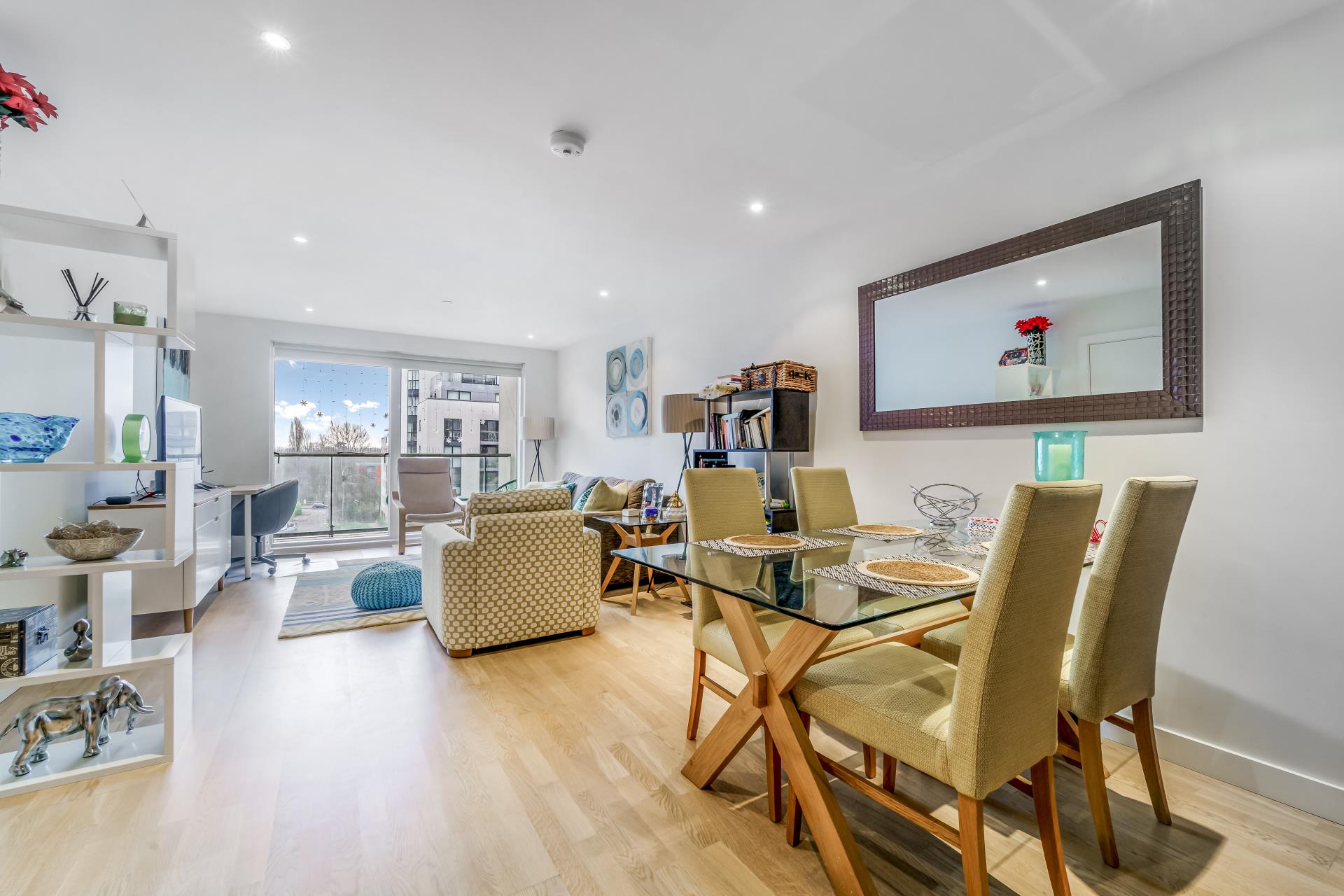 Hyperion Tower 2708131 | JOHNS&CO