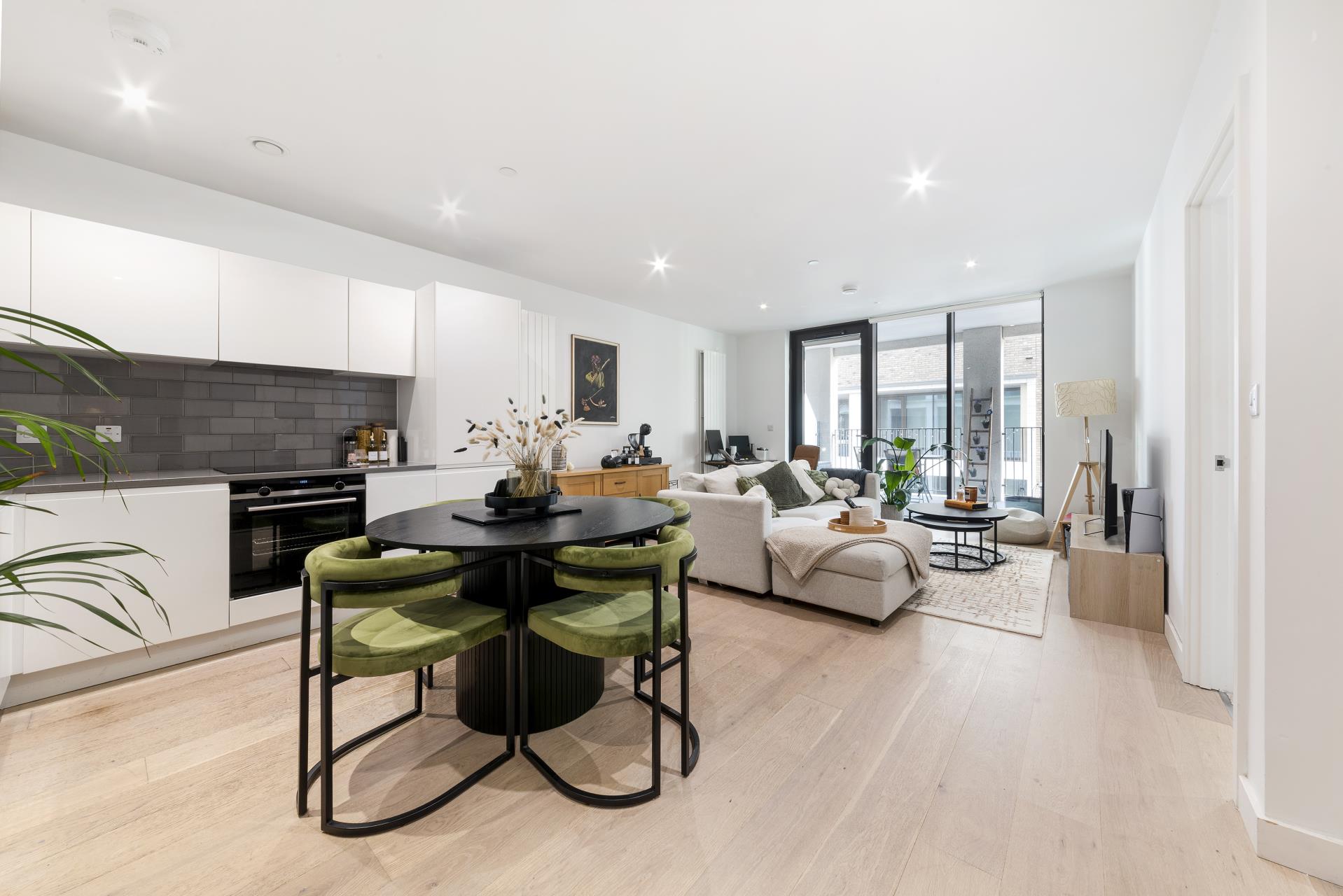 Pinnacle House 2556810 | JOHNS&CO