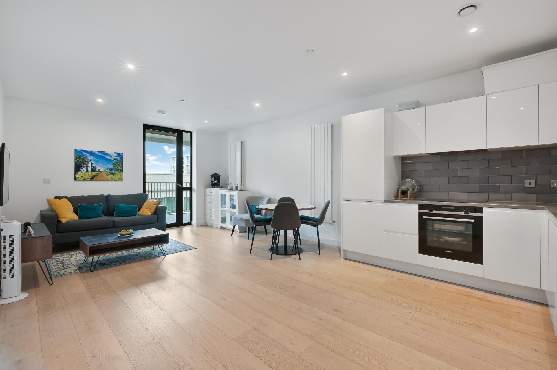 Pinnacle House 2704515 | JOHNS&CO