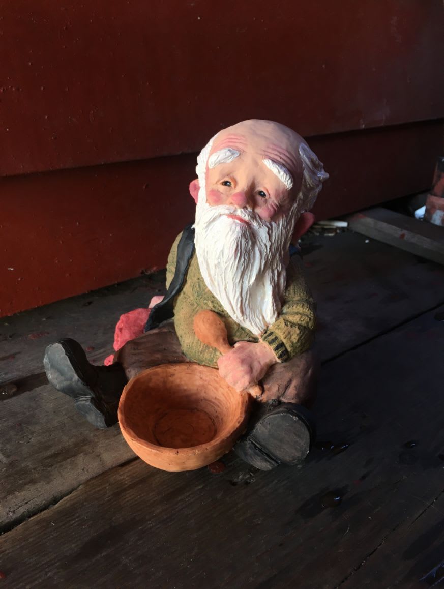 Midthun-nisse med grøtbolle julehusetbergen.no