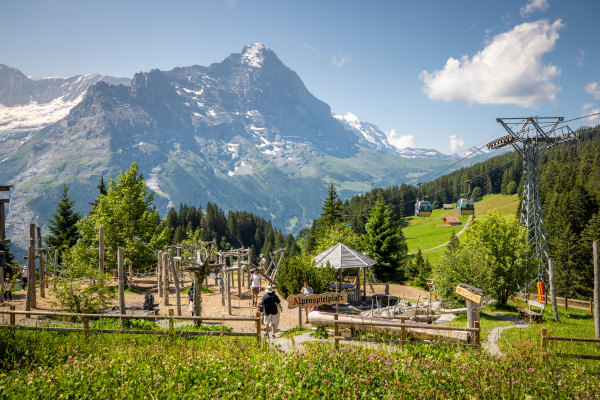 Grindelwald-First-Alpenspielplatz-und-Firstbahn-mit-Eiger