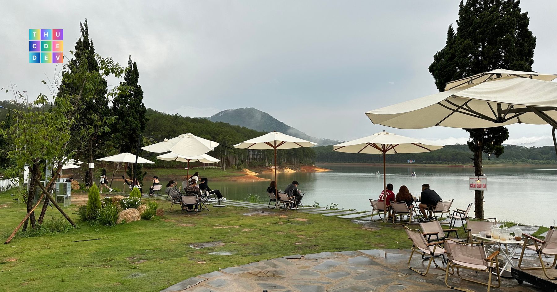 Chơi Uno dưới mưa ở view hồ Tuyền Lâm | Thucde.dev