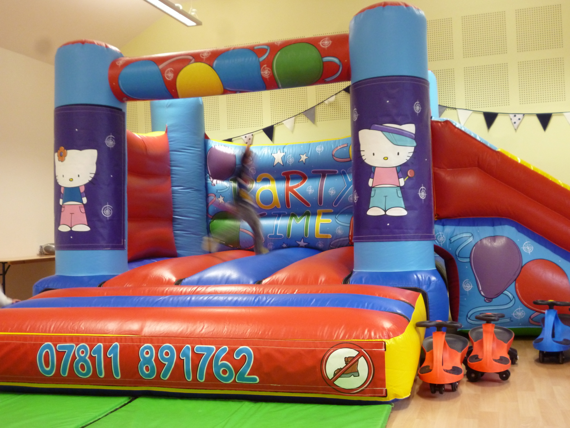 Hello Kitty Castle Slide - Acm Entertainments, Bouncy Castle Hire ...