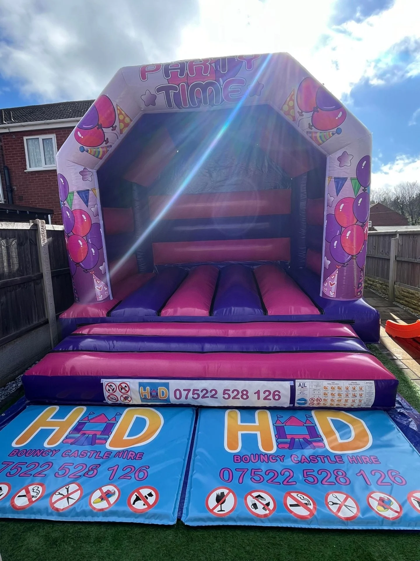Party Time Pink And Purple Bouncy Castles - HD Bouncy Castle Hire