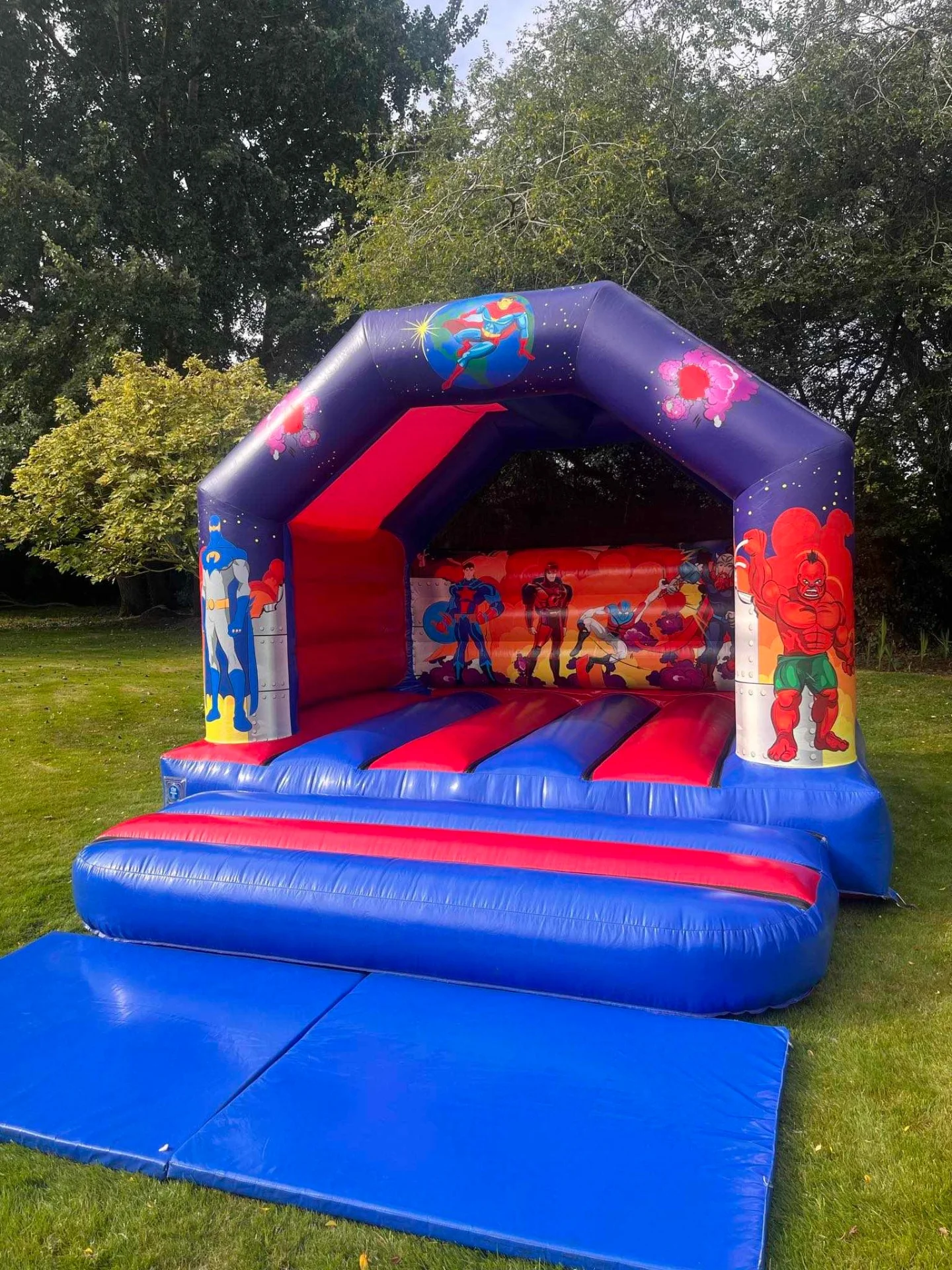 Superhero Castle - Howe 2 Bounce