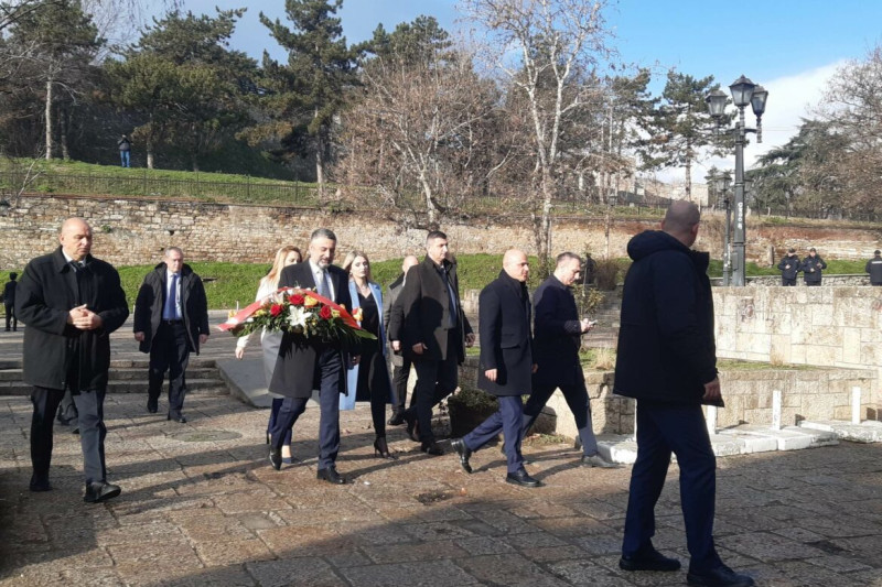 Телевизија 24 Дел од владината делегација пристигнува на гробот на Гоце Делчев