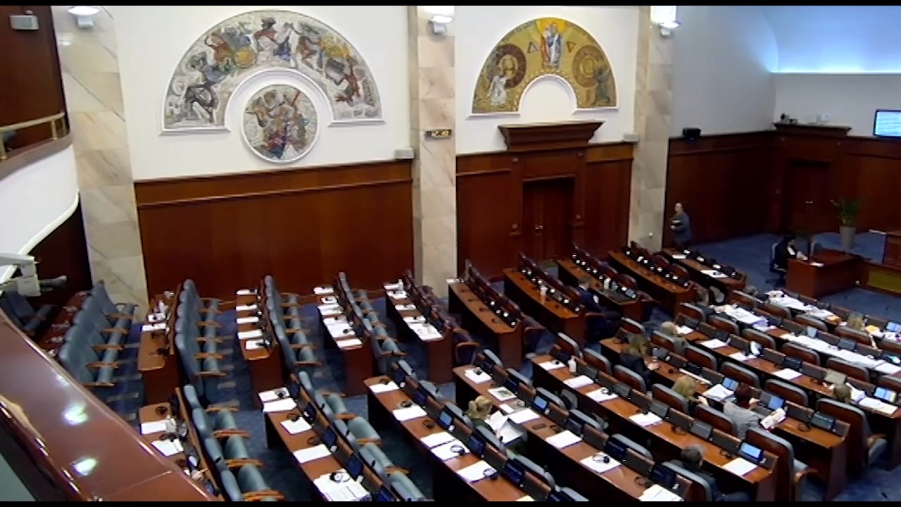 Телевизија 24 “Дебата“ за владина реконструкција во празна собраниска сала