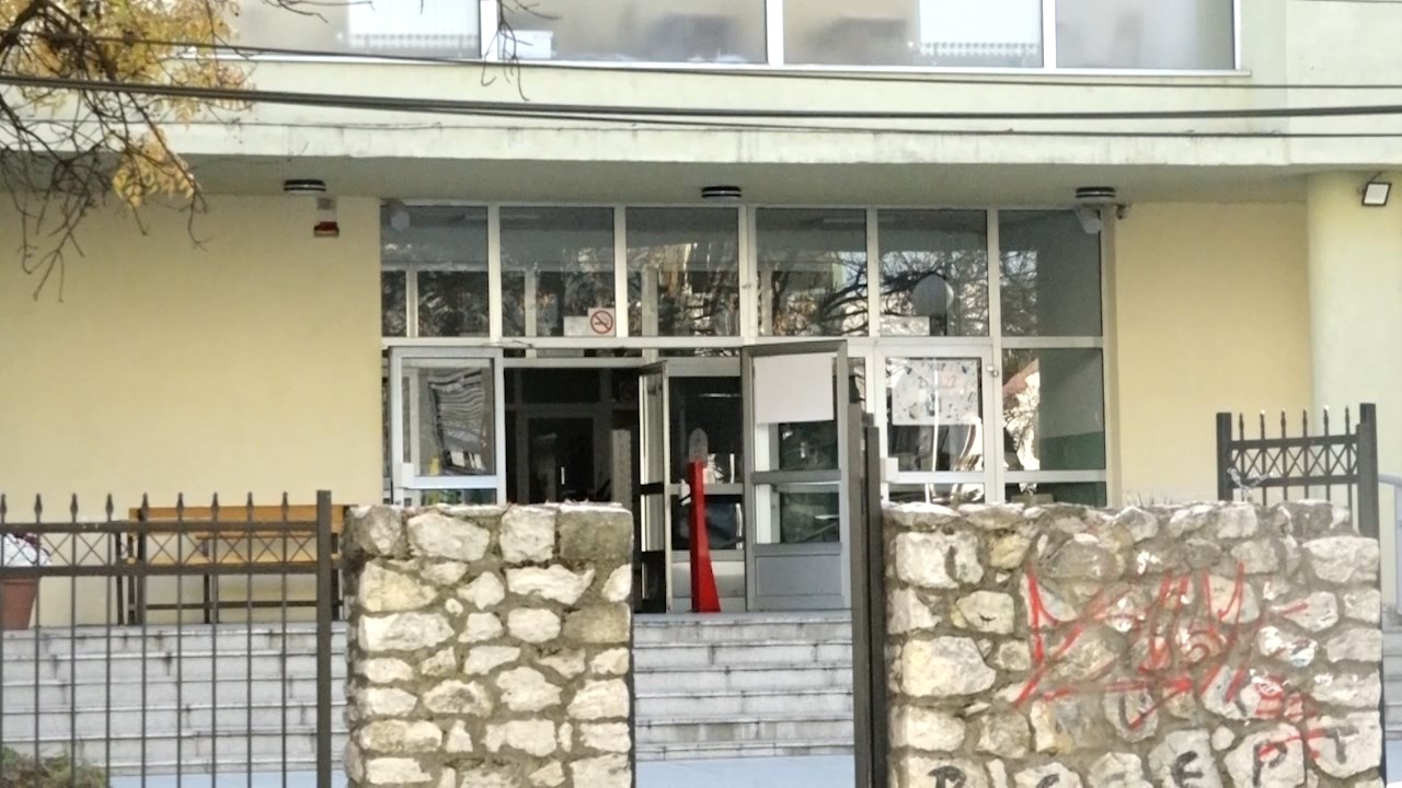 Телевизија 24 Лажни се пријавите за наводно поставени експлозивни направи во училишта во Скопје