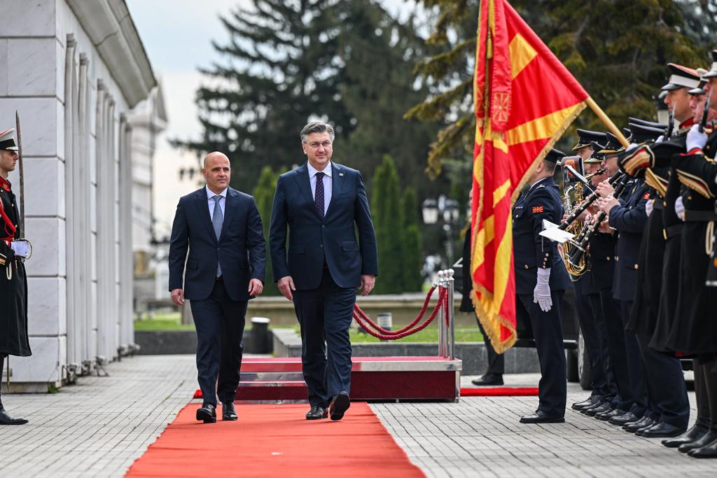 Телевизија 24 Ковачевски го пречека Пленковиќ со највисоки државни и воени почести